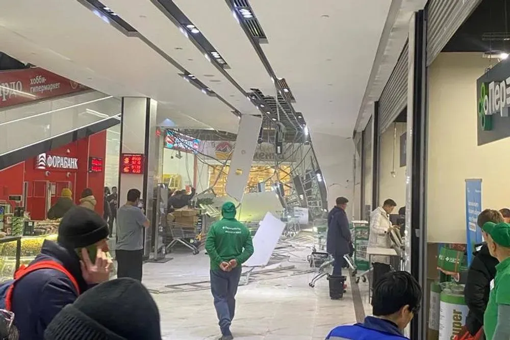 A ceiling collapsed in a Moscow shopping center, one person was injured ...