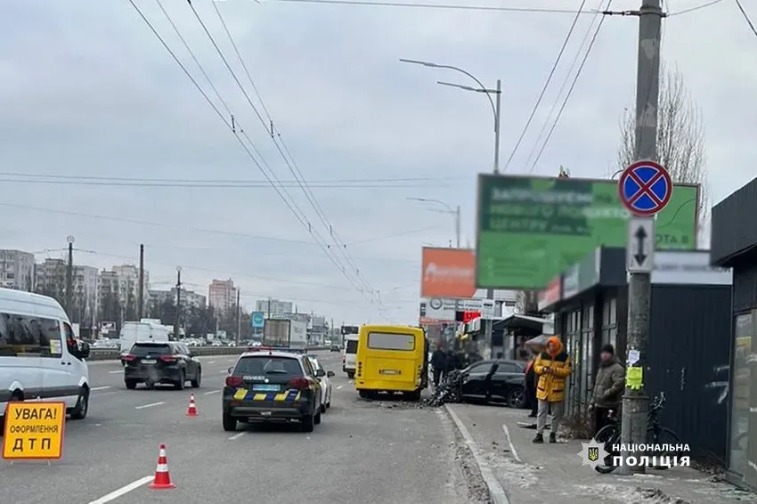 Toyota crashes into a Mercedes and a bus in Kyiv: a man dies at a bus ...