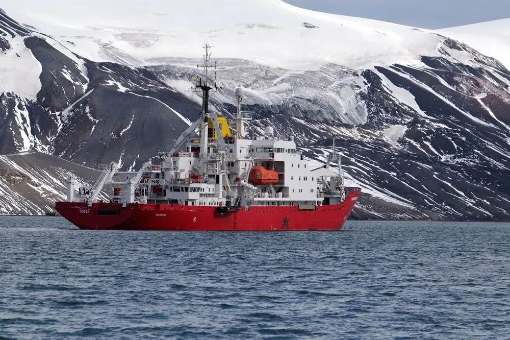 The 29th Ukrainian Antarctic Expedition arrives at Akademik Vernadsky ...