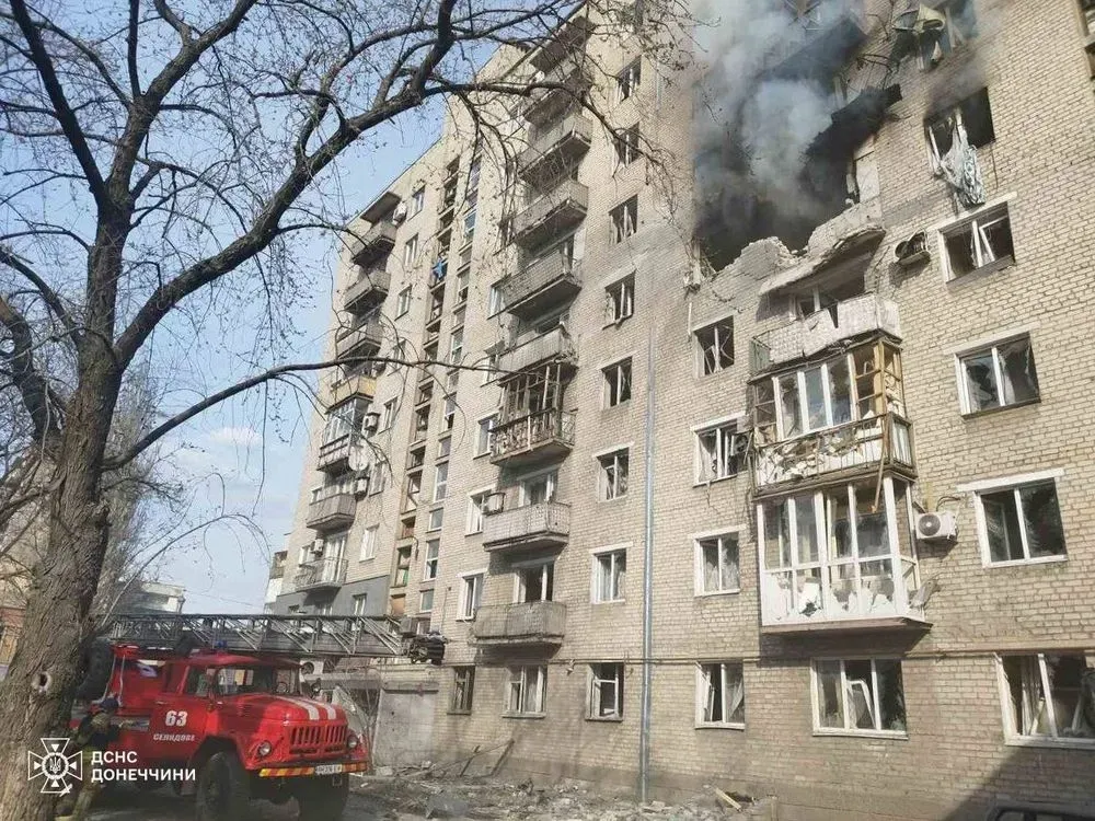 A blow to Selydove: rescuers show the consequences of a russian missile ...
