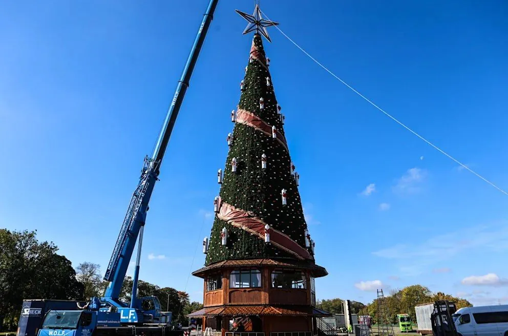Two months before Christmas: the first festive tree is set up in ...