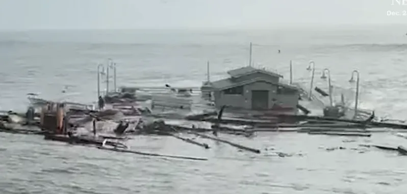 Part of a pier collapses in California - three people fall into the ...