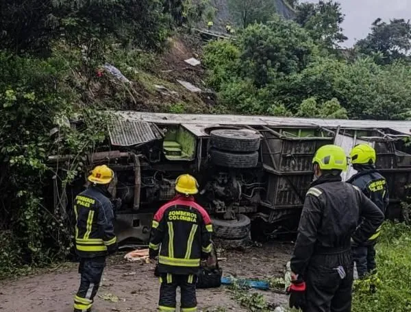 A bus with 42 passengers fell into an abyss in Colombia: 13 dead | УНН
