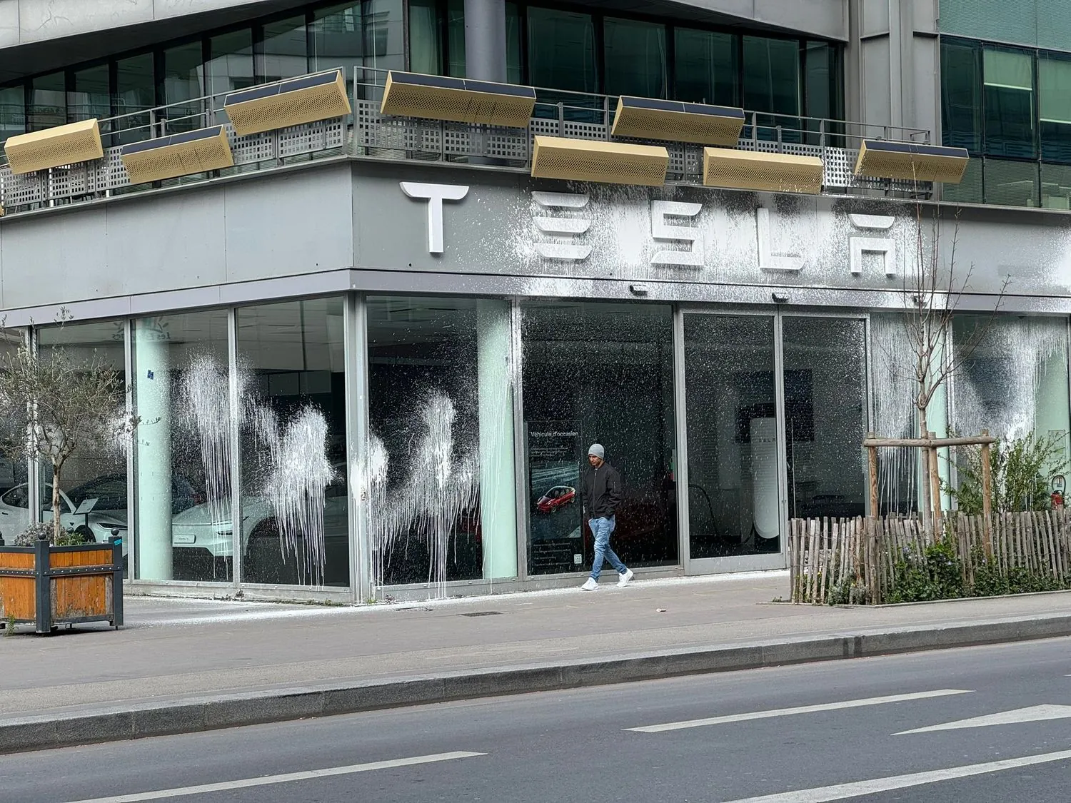 Tesla headquarters in France were doused in white paint | УНН