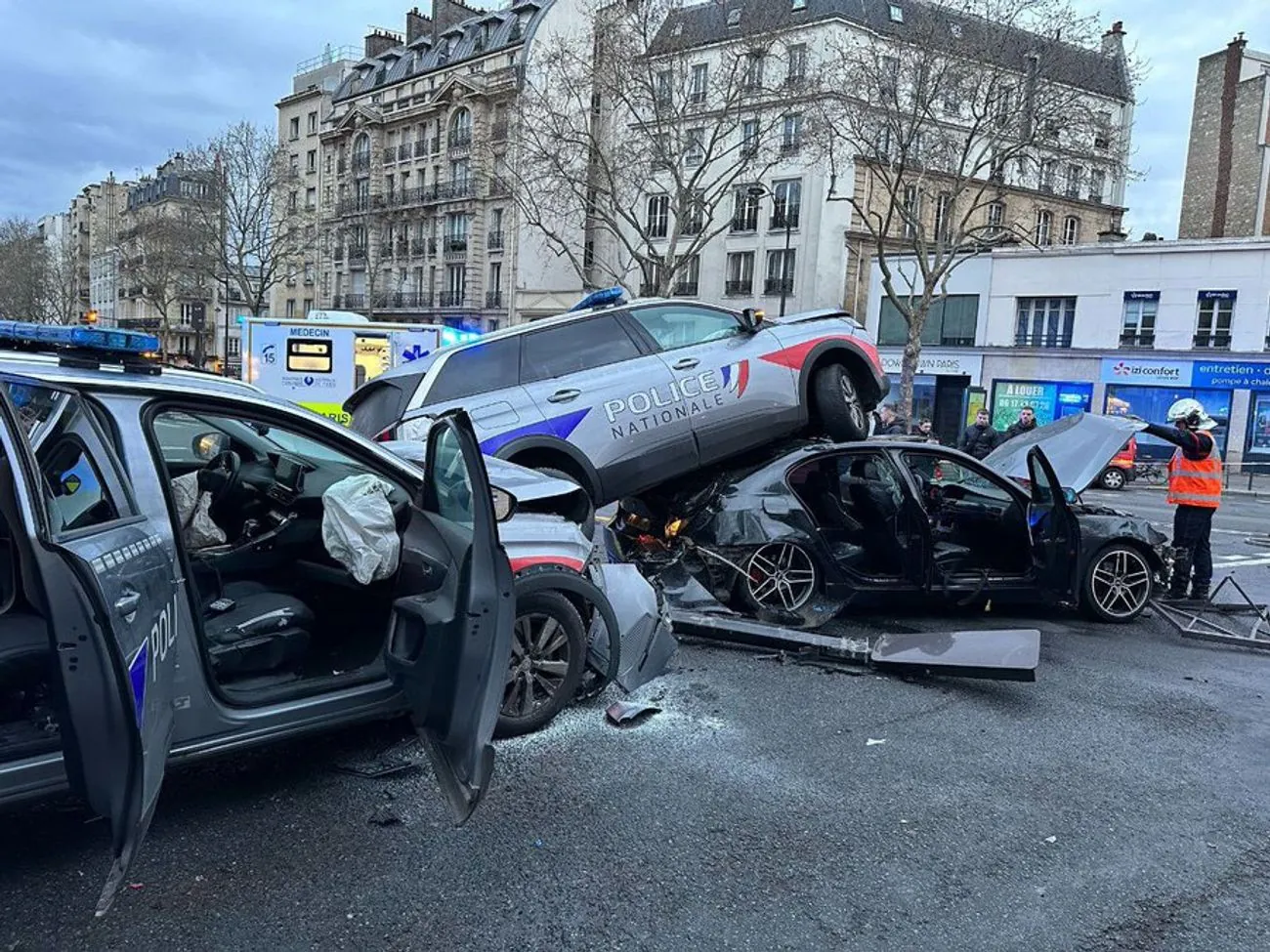 In Paris, a chase broke out after a driver refused to stop: 8 police ...
