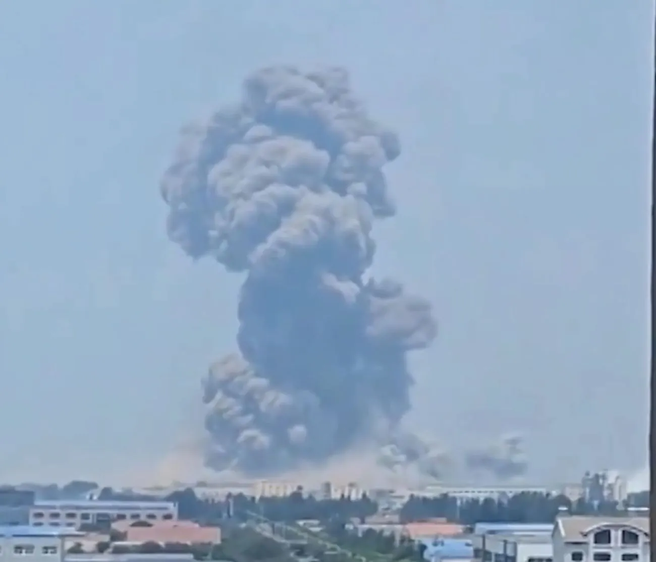 A powerful explosion occurred at a chemical plant in China: a pillar of ...