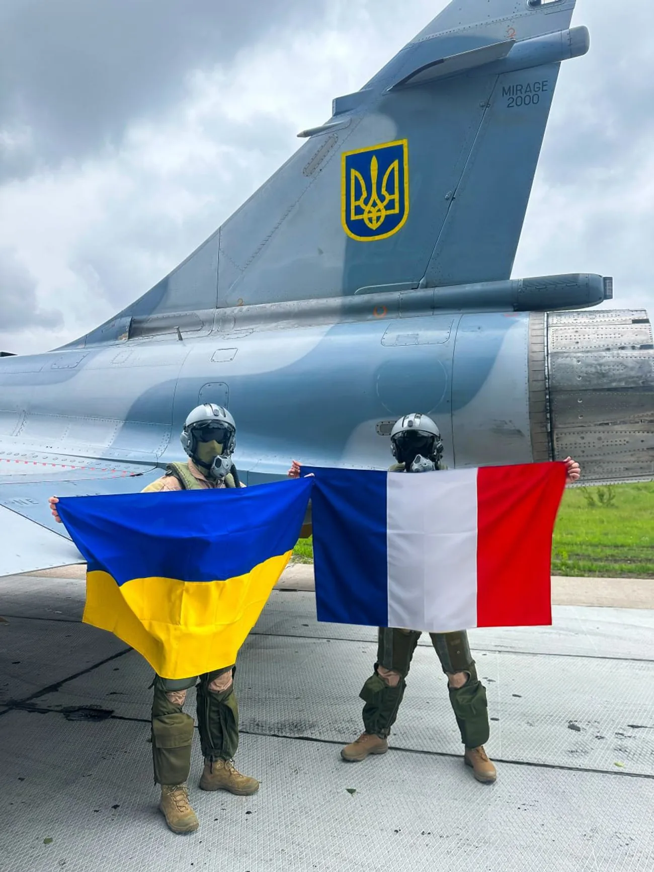 Trident in the sky: French Mirage 2000 fighters flew over the Black Sea ...