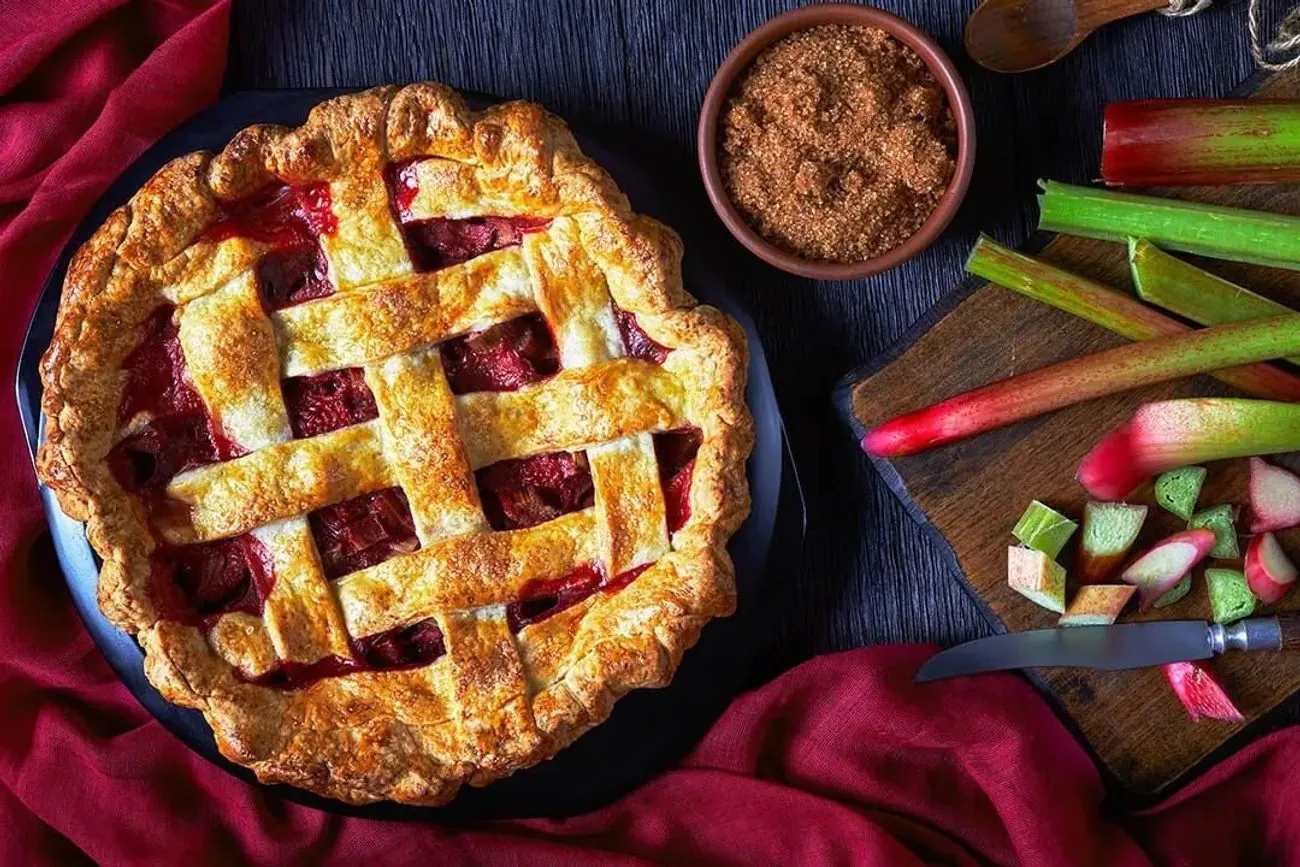 Strawberry Rhubarb Pie Day: Top Recipes with Seasonal Goodies | УНН