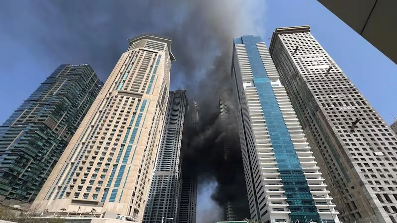 A large-scale fire broke out in a 67-story skyscraper in Dubai: almost ...