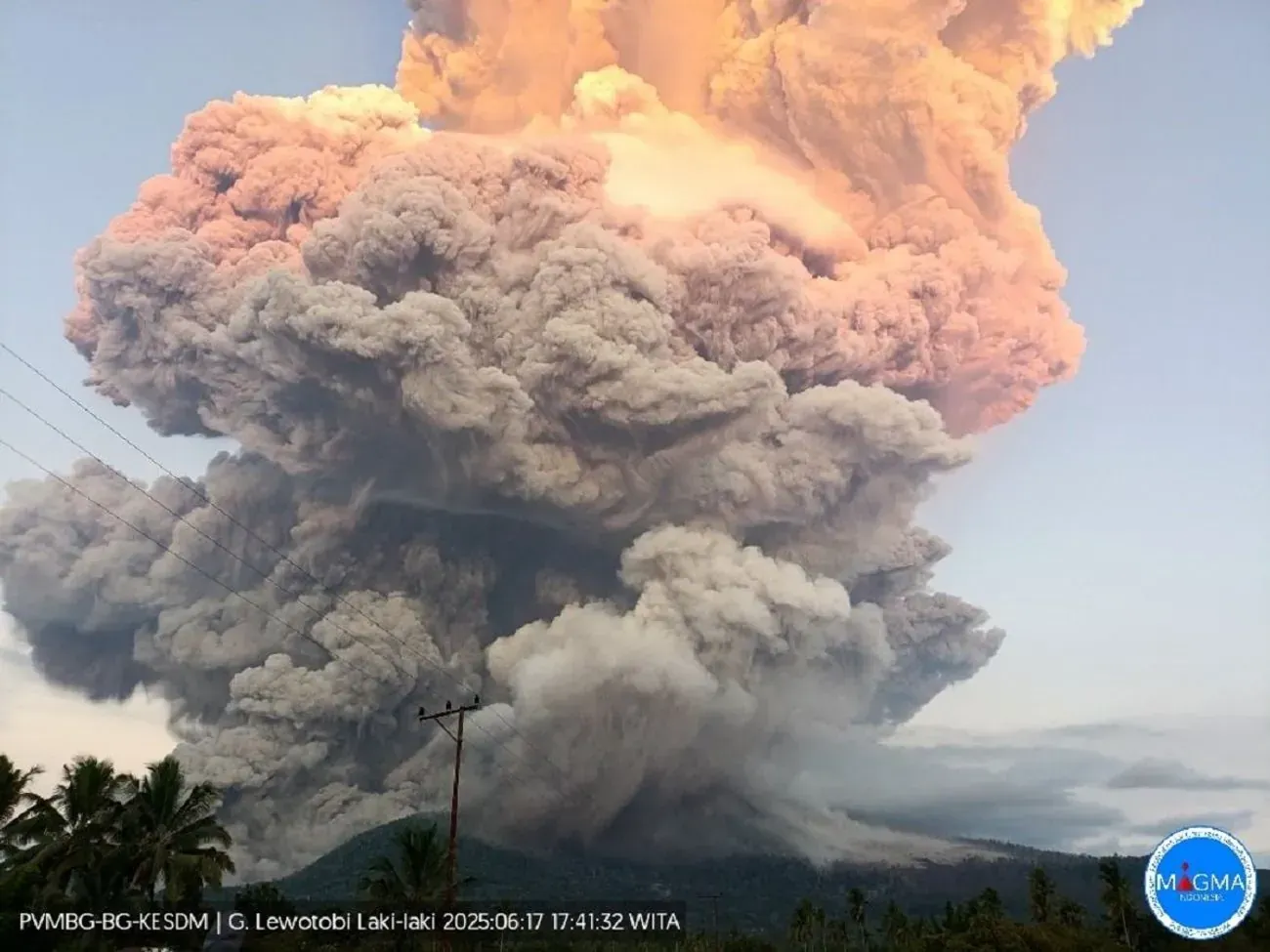Flights to tourist Bali canceled after volcano eruption in Indonesia | УНН