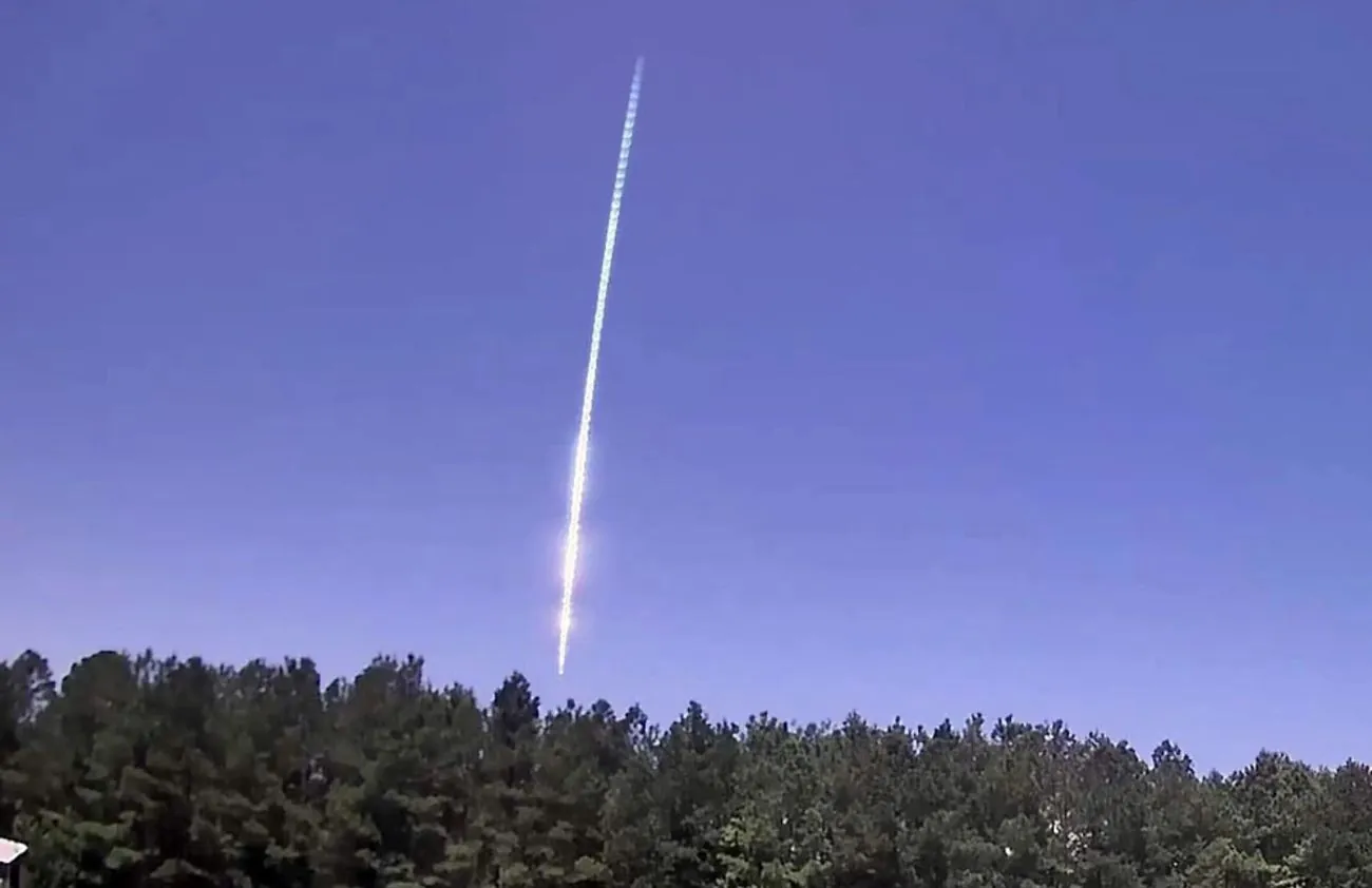 Meteorite falls in broad daylight in the USA, pierces house roof | УНН