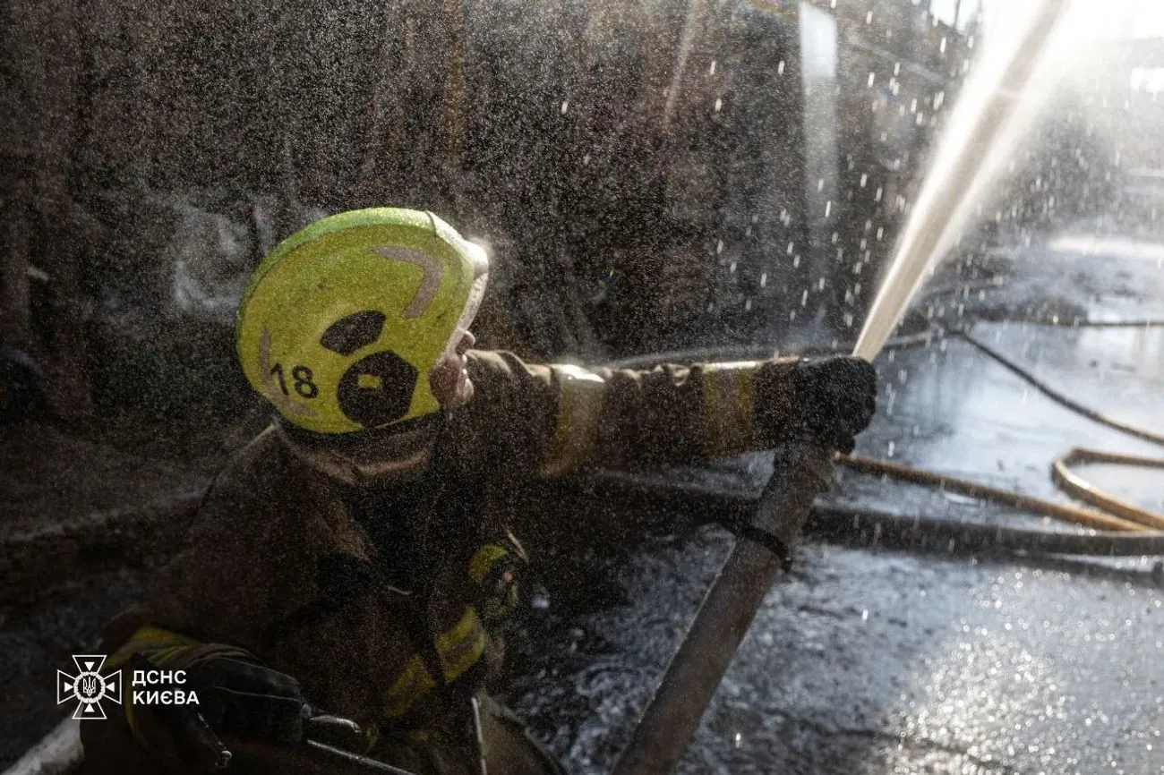 У Шевченківському районі Києва в одному із місць влучання у житловий будинок завершені аварійно