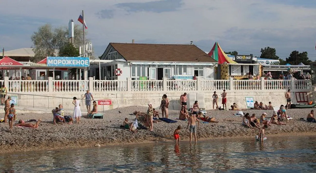 "Swimming allowed": vacationers mark Crimean beaches as safe, despite ...