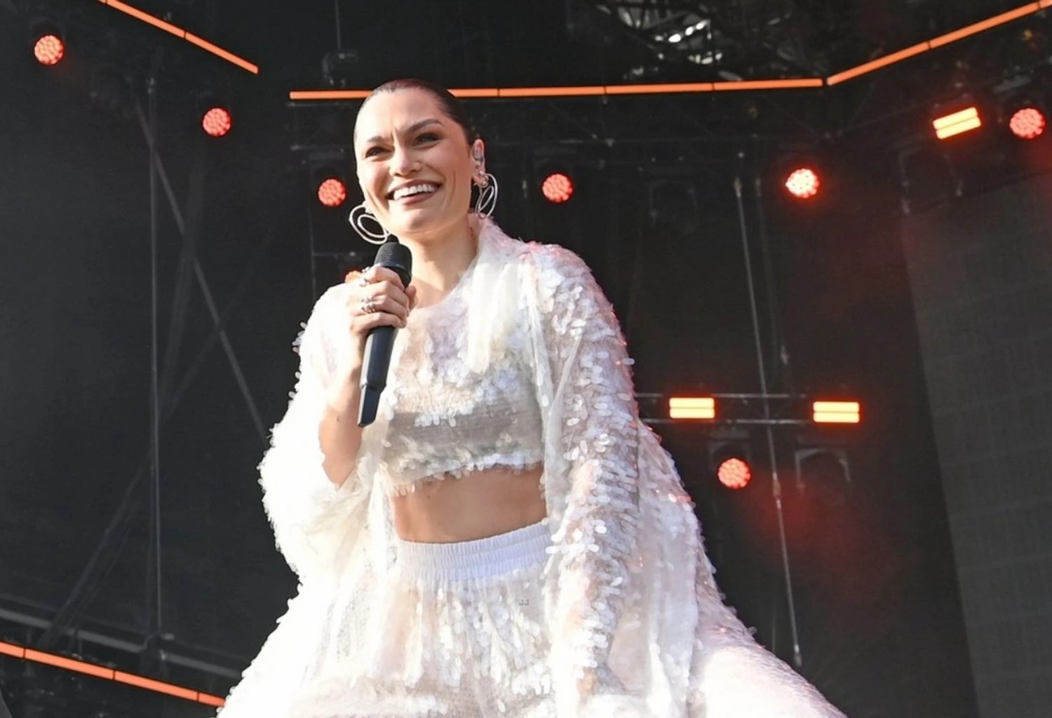 Jessie J returned to the stage after cancer surgery: she performed with ...