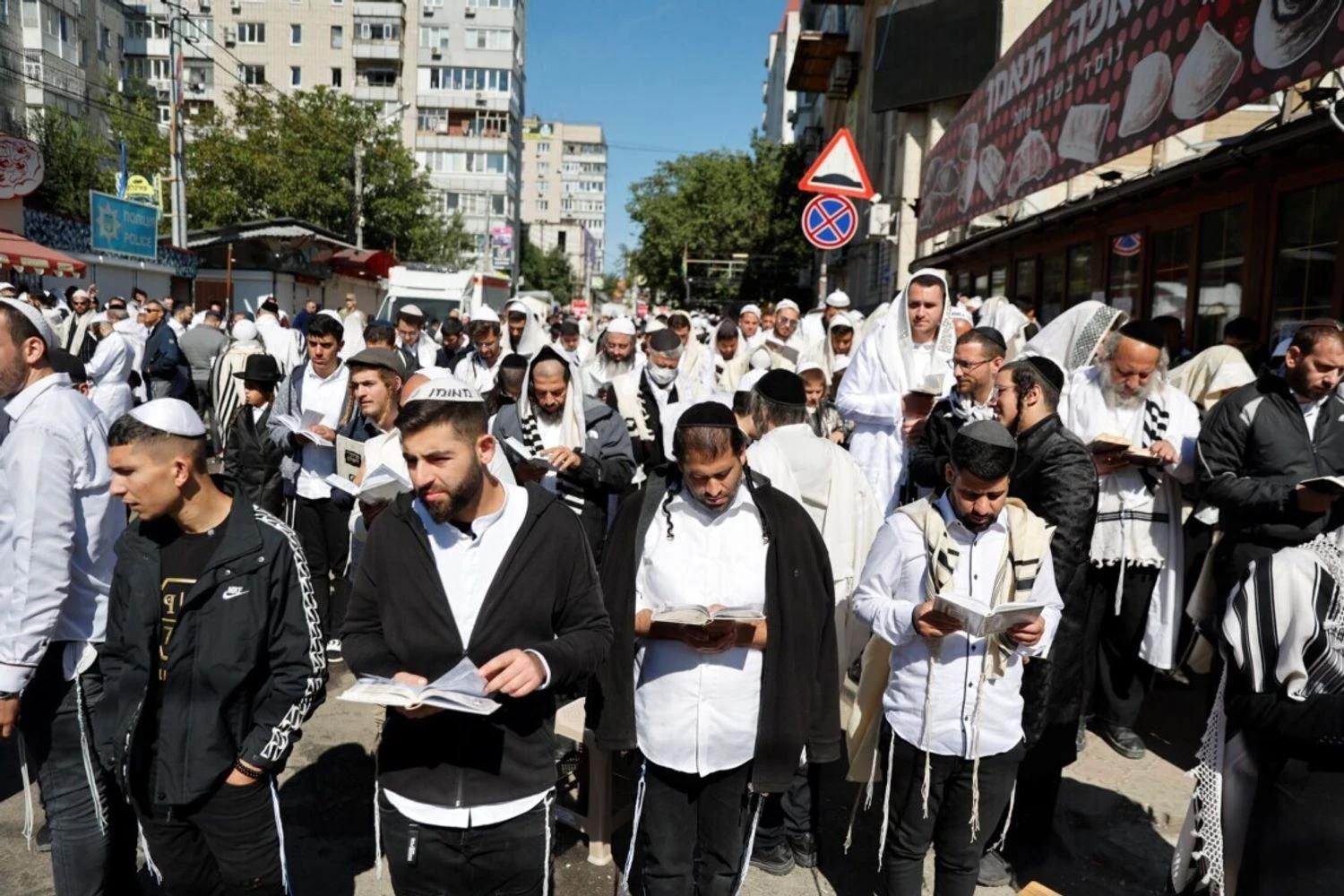 Over 10,000 Hasidim gathered in Uman for a mass prayer of Tikkun a ...