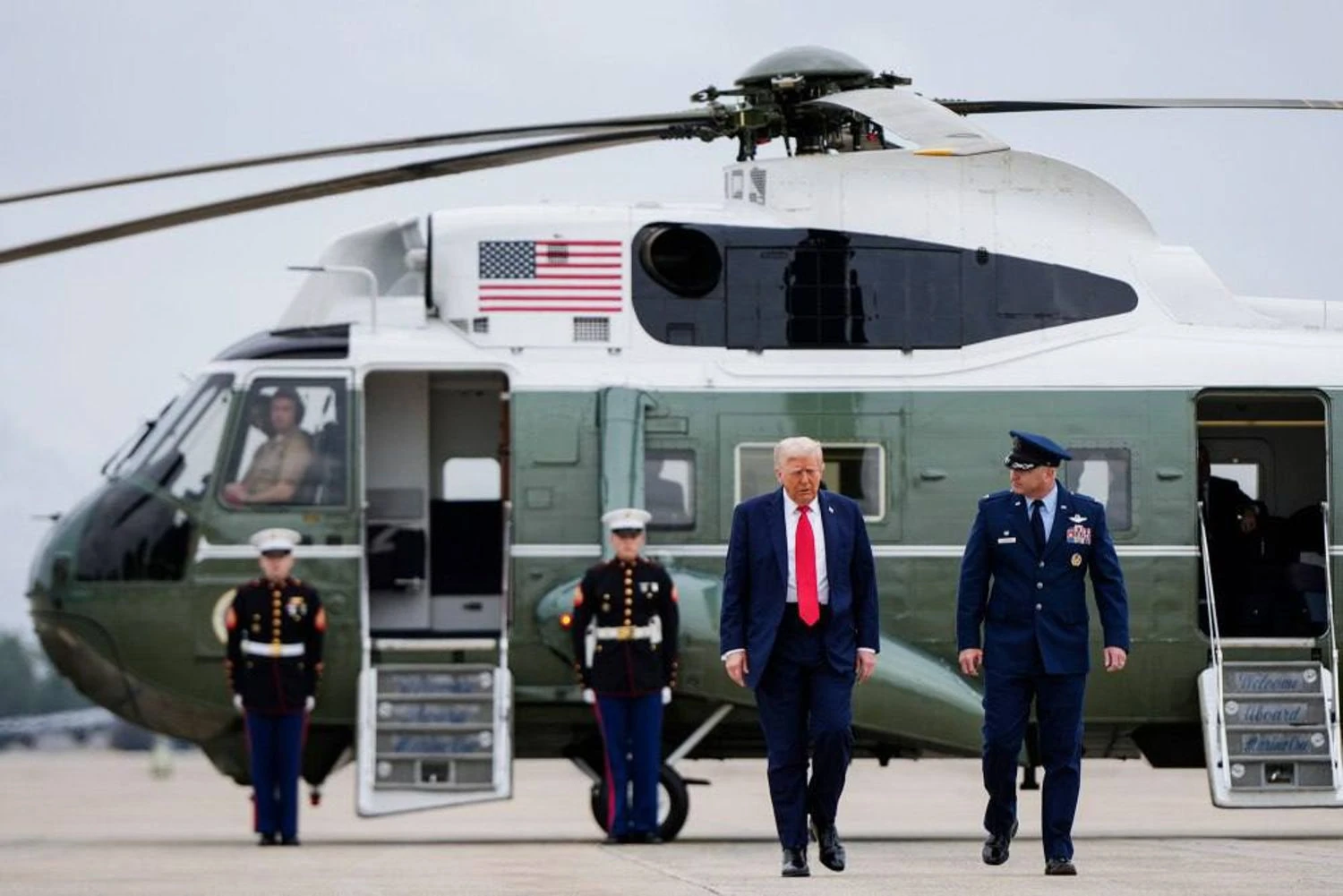 Man arrested in US for pointing laser pointer at Trump's helicopter | УНН