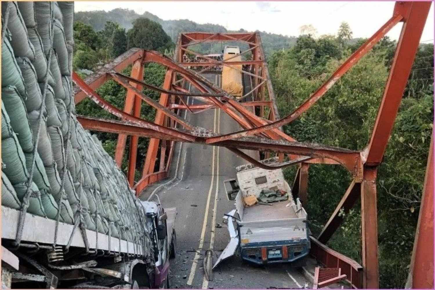 Pigcatan Bridge collapses in the Philippines: trucks stuck, traffic ...