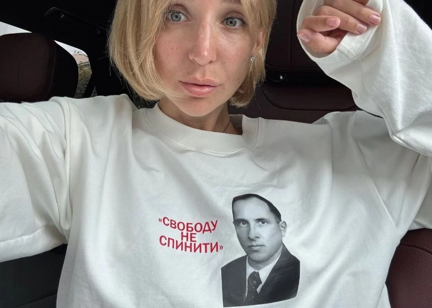 Blogger Mandziuk wore a sweatshirt with Bandera's image for a trip to ...