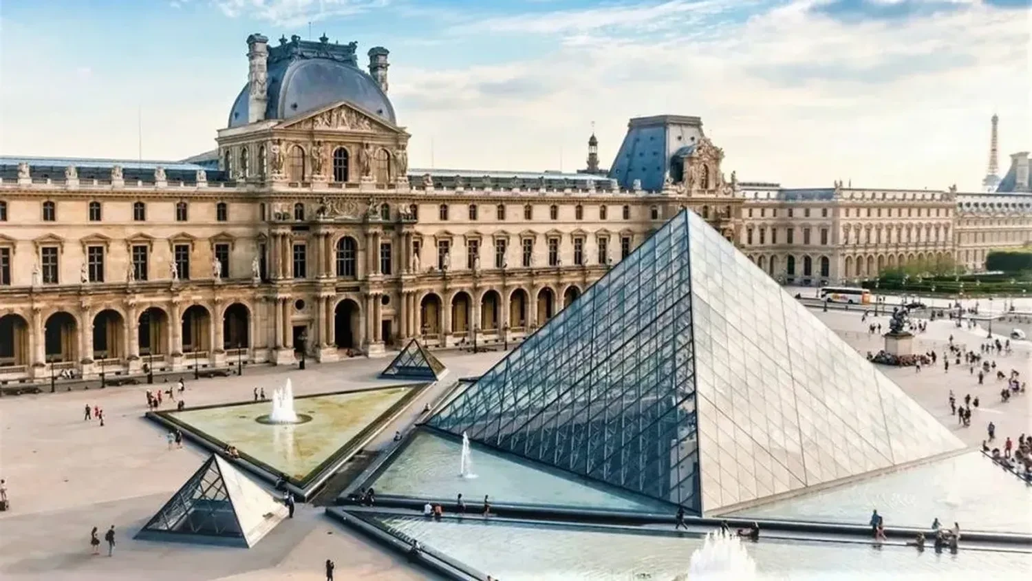 Media showed video footage of the French Louvre robbery | УНН