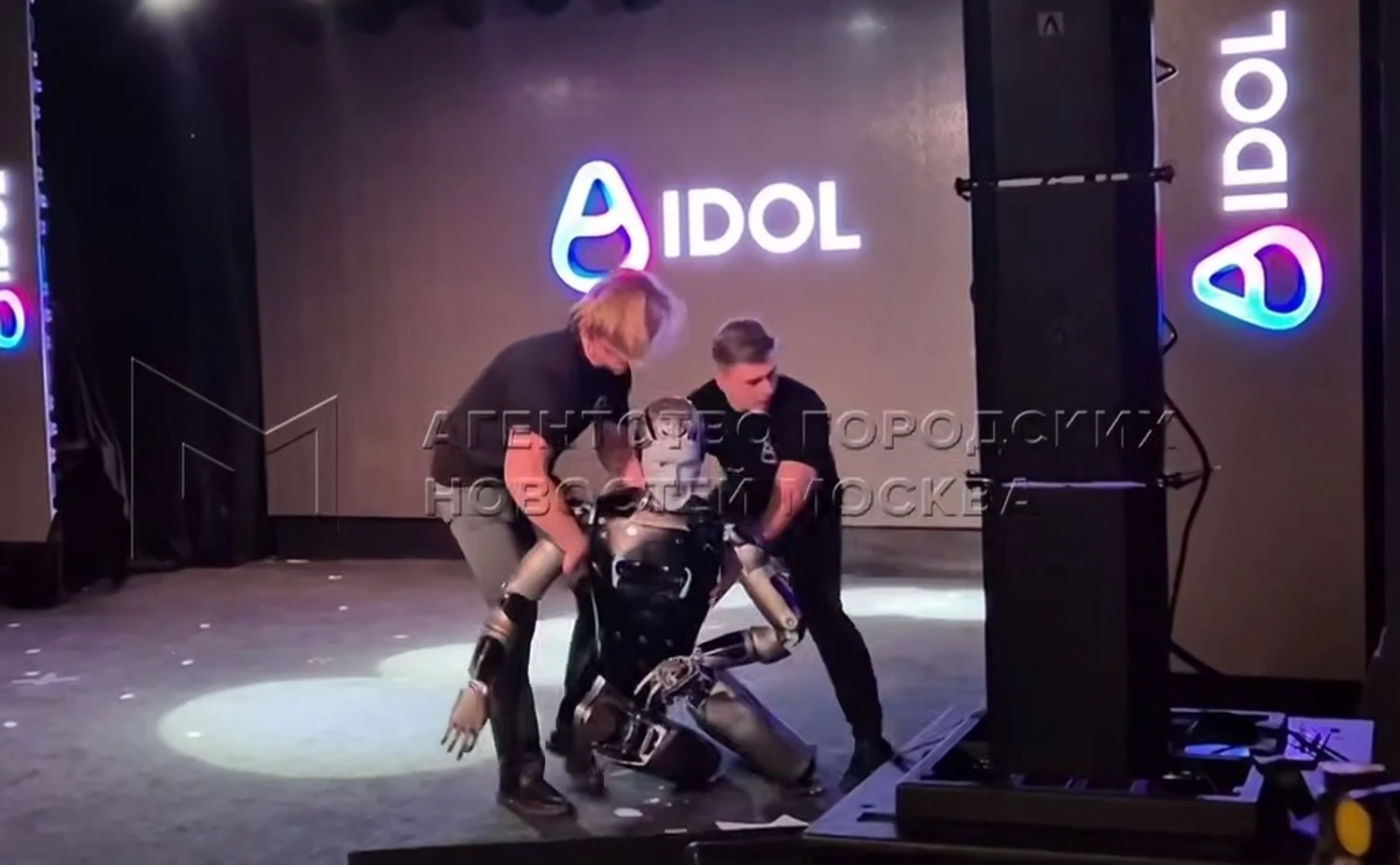 In Russia, the first humanoid robot fell at a presentation: it was ...