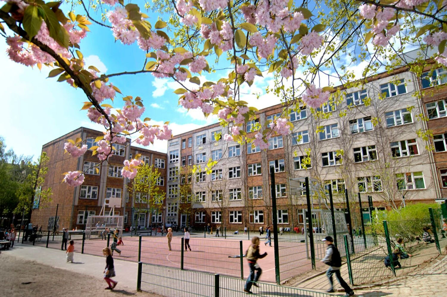 Berlin schools checked after series of fake threats, Russian trace investigated | УНН