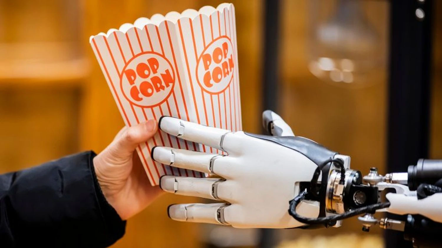 Tesla presented the Optimus robot in Berlin: it handed out popcorn | УНН