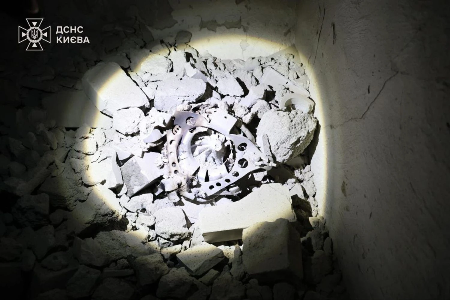 In Kyiv, drone debris hit a 15-story building due to a Russian attack: consequences shown | УНН