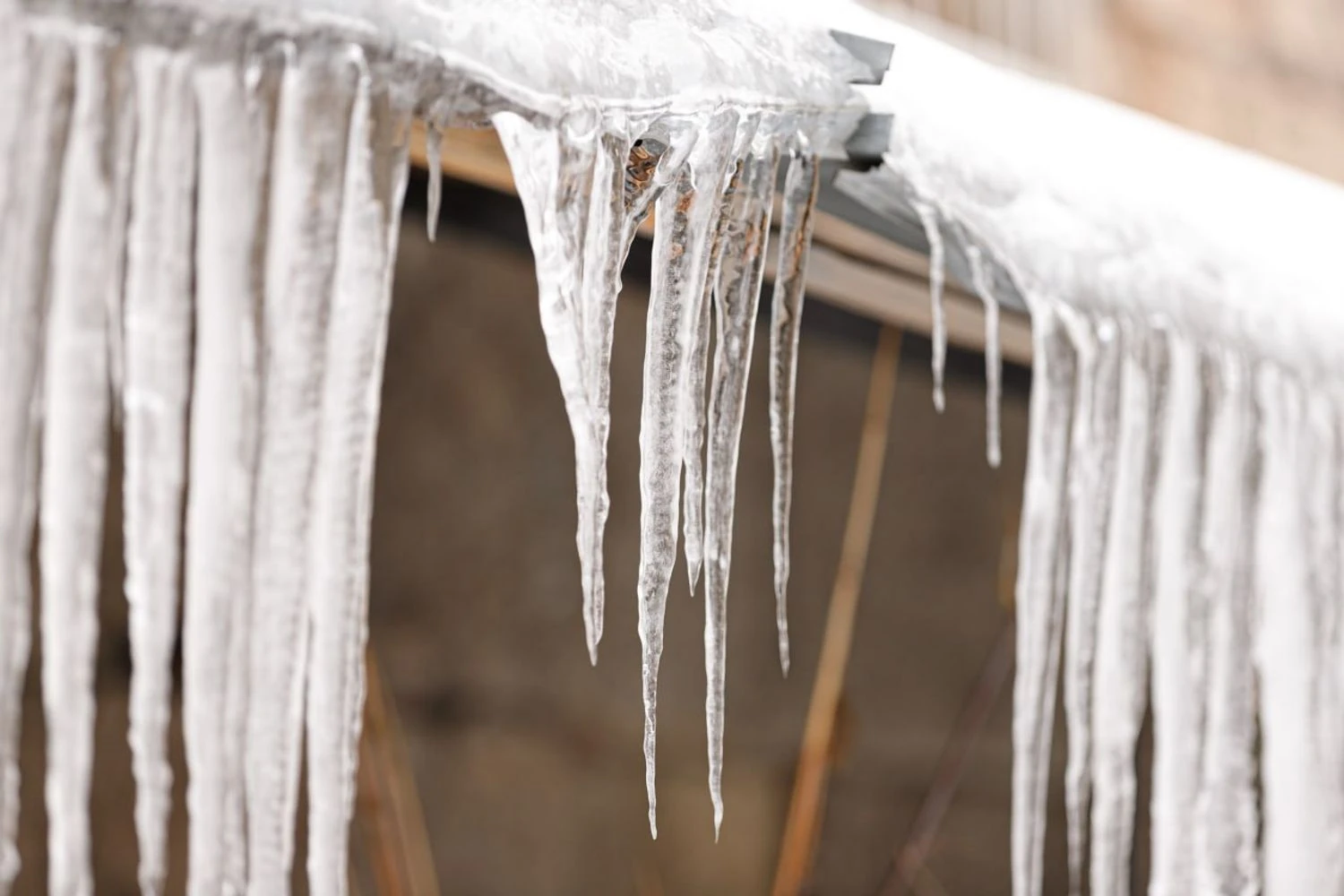 In Kyiv, due to warming, the risk of icicle falls increases - rescuers ...