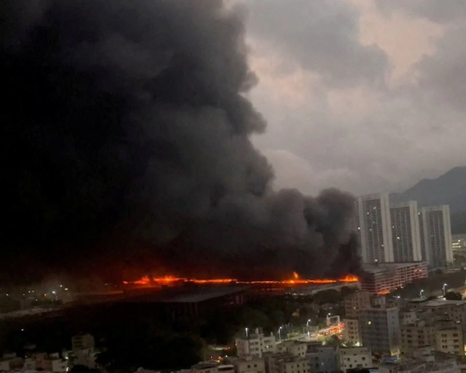 Massive fire breaks out at BYD parking lot in China | УНН