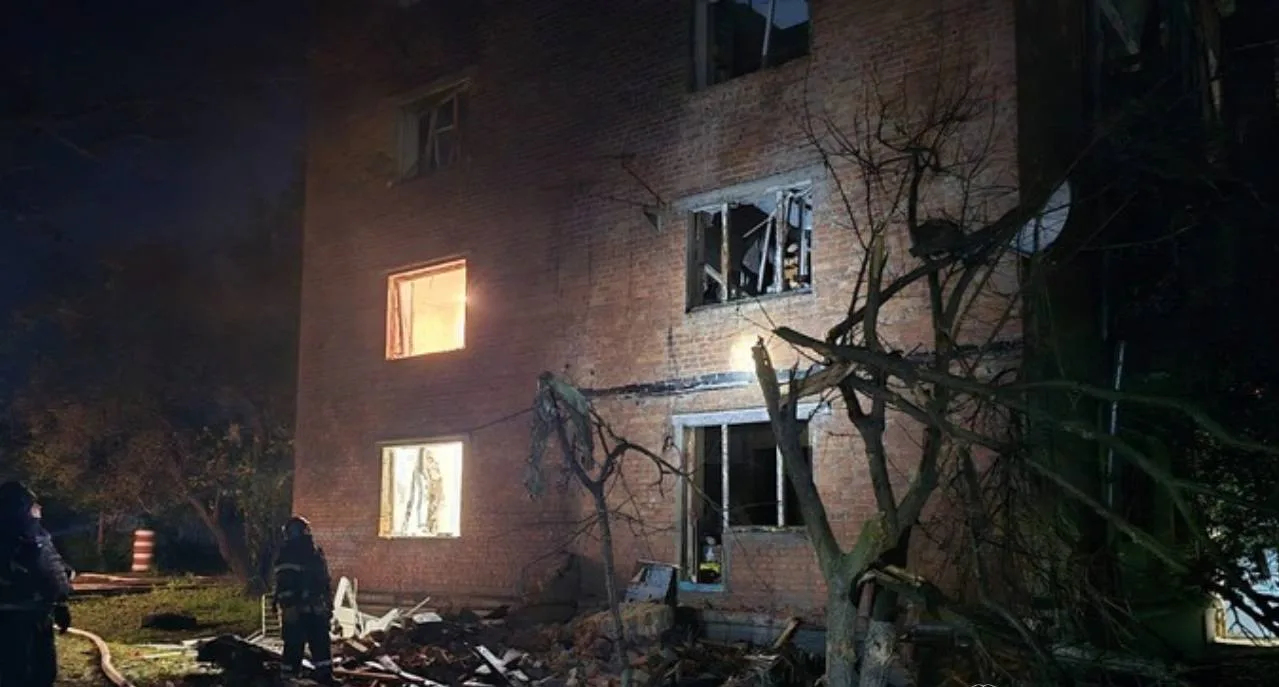 Strike on Kharkiv: two wounded, buildings damaged, garages completely ...