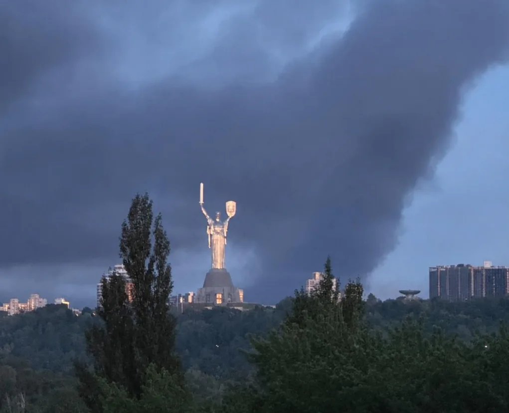 Kyiv engulfed in acrid smoke following massive Russian attack | УНН
